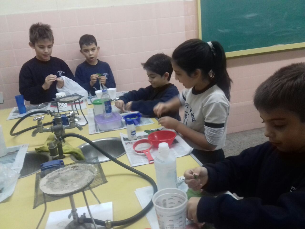 Momento científico en el laboratorio! 3ero “B”